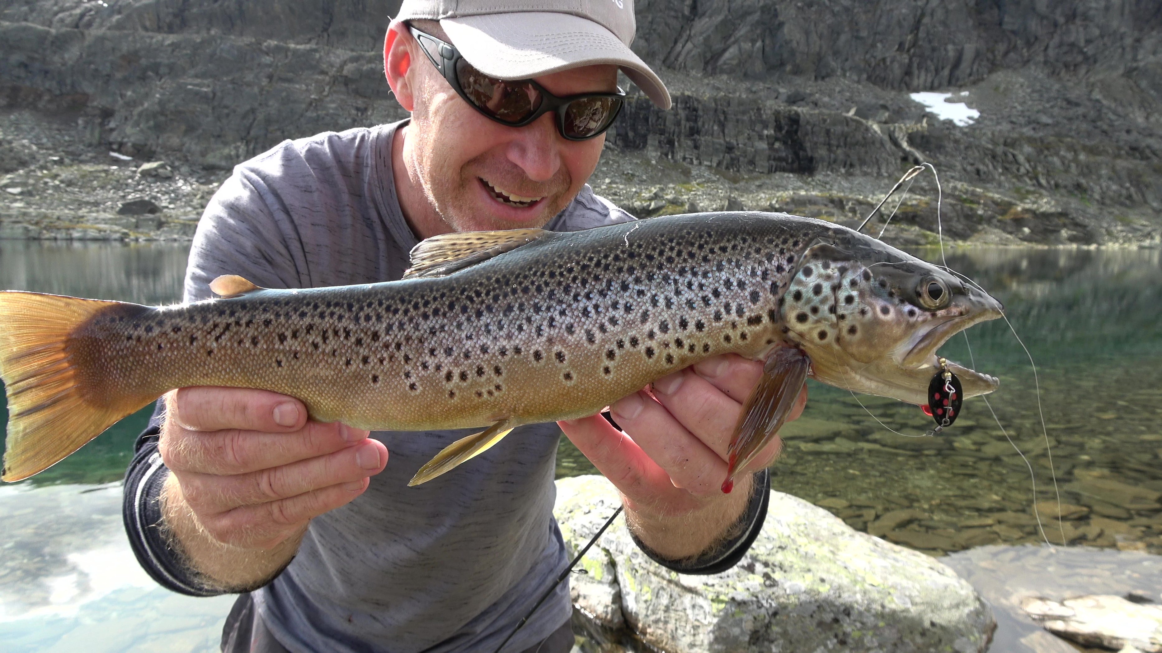 Trigger Bug svart/røde prikker. Nyhet 2025, nå også i 9 gram ...