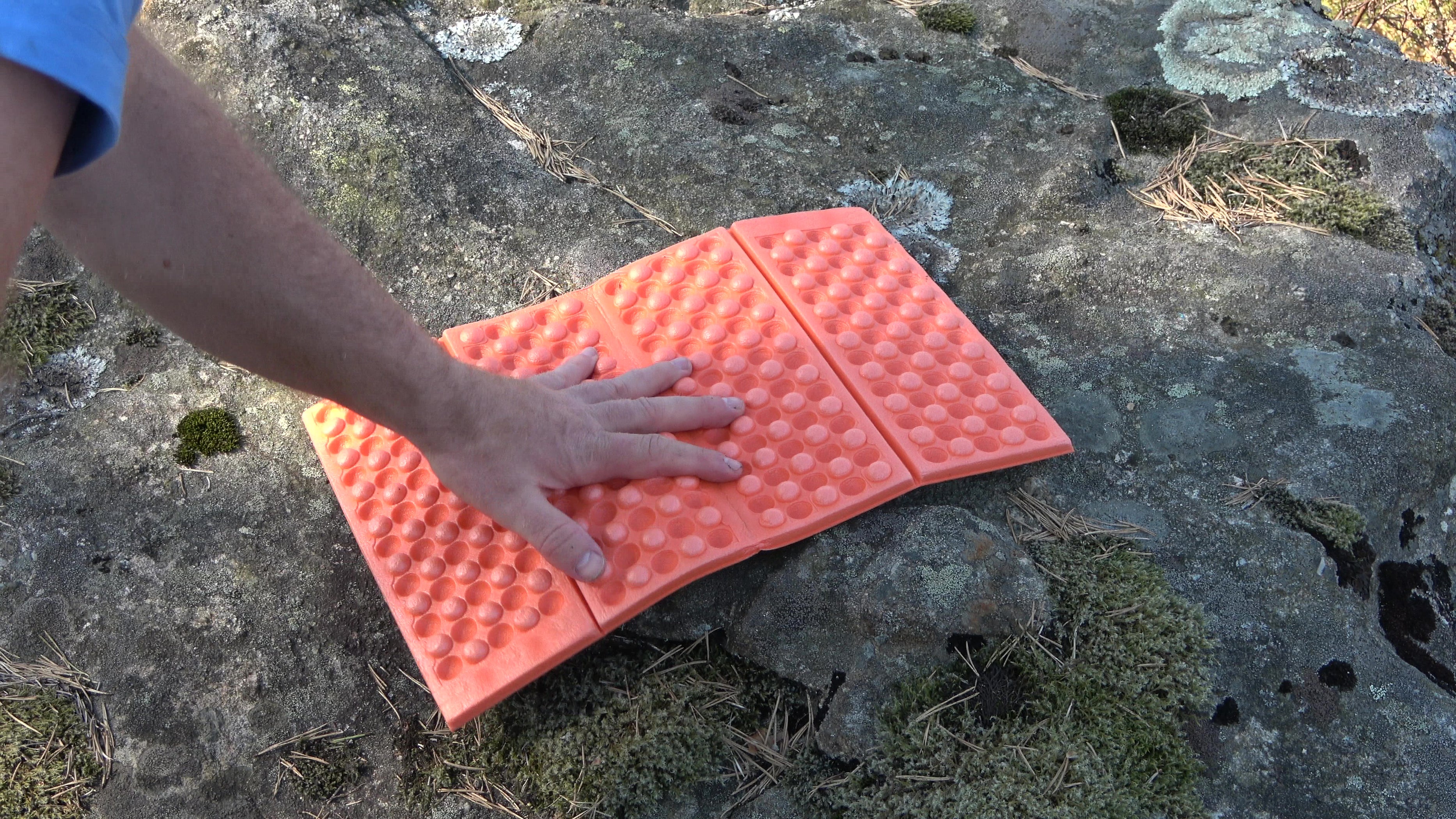 Komfortabelt sitteunderlag. Veier minimalt og tar lite plass i sekken ...